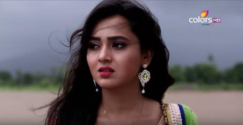Swaragini - Ragini gurne Swaru u reku!