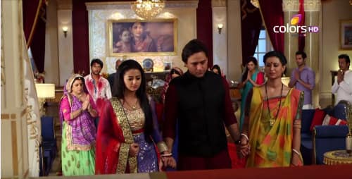 Swaragini - Shekar odvodi Swaru i Shumi kuci!