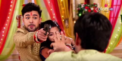 Swaragini - Rajat odvodi Swaru!